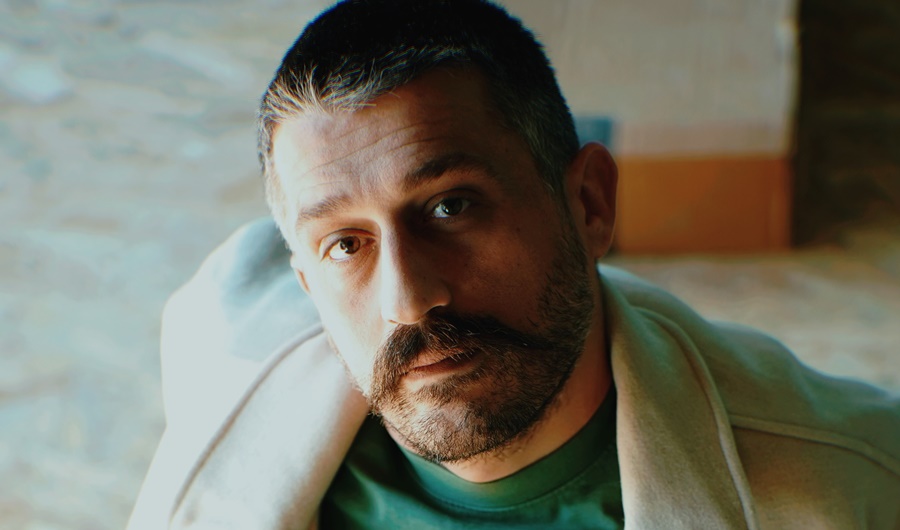 MERT CARİM’DEN YENİ ŞARKI: “HİÇİN BİRİ”